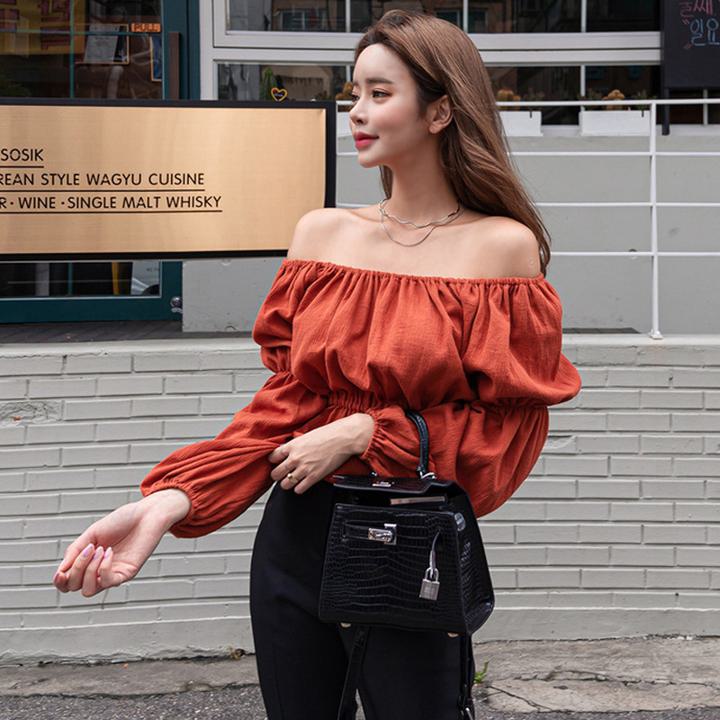 オフショルカットソーです。デコルテをキレイに見せてくれ、大人キレイな印象を与えてくれます＾＾デートやお出かけにオススメです♪サイズ：ワンサイズバスト64-110 丈43　袖丈59カラー：画像通り注：手動測定にて、2〜4 cmの誤差が生じる場...