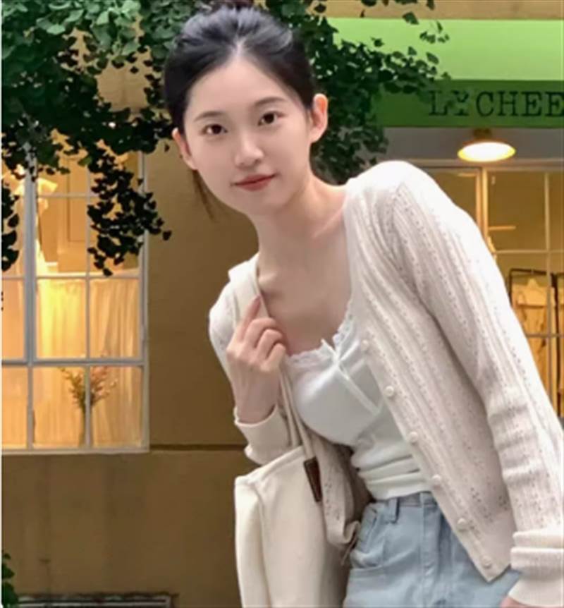 透かし編みが可愛いカーディガンです。羽織るだけでエレガントな雰囲気になります。色展開 アプリコット ホワイト ブルー ブラック グリーンサイズ S M L XLサイズ(cm)S /着丈 48 /バスト 130 /袖丈 50M /着丈 49 ...