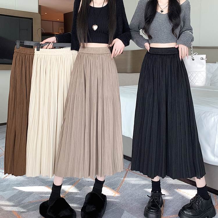 フェミニンな印象のプリーツロングスカート。細かいプリーツデザインで歩くたびに綺麗に広がって女性らしさを演出。様々なトップスと好相性なので大活躍すること間違いなしのアイテムです。色展開 ブラック アプリコット ブラウン カーキサイズ S M ...