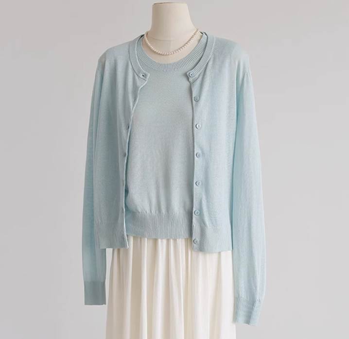 シンプルなデザインながら、透け感の素材が女性らしさを引き立てるカーディガン。スタイリングのアレンジも自在で、オフィスカジュアルからお出かけまで幅広いシーンで活躍します。色展開 ライトブルー カーキ アプリコット グレー 白 オフホワイト 黒...