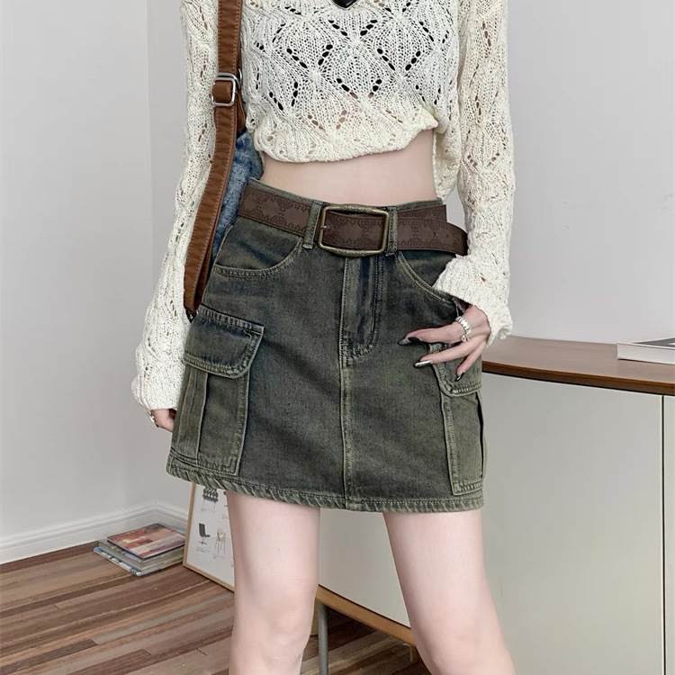 ヴィンテージ感満載のアメリカンカジュアルなデニムスカート。ハイウエストのデザインで脚長効果抜群のミニ丈スカートは、どんなトップスとも相性抜群。両サイドに大きめのポケットがついているので、機能性も抜群です。春夏秋冬、オールシーズン活躍するアイ...