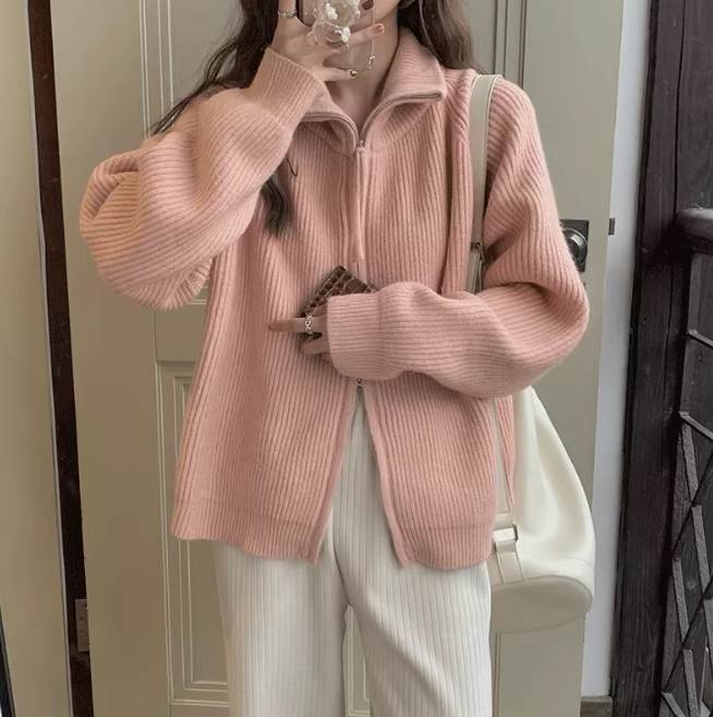 柔らかな風合いが魅力のカーディガン。洗練されたデザインで、どんなシーンでも活躍します。ジャケット感覚で羽織れるから、オフィスカジュアルやデートなど、幅広いコーディネートにおすすめです。色展開 パープル ピンク オートミール ブルー グレー　...