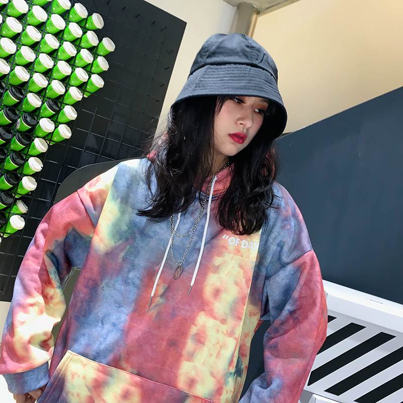 このパーカーは、秋冬シーズンに欠かせない一枚。長袖のデザインとミディアム丈で、程よくゆったりとしたシルエットが特徴。マフポケット付きで機能性も抜群、カジュアルながらもこなれ感のあるスタイルを演出できます。シンプルなデザインは、ラフでルーズな...