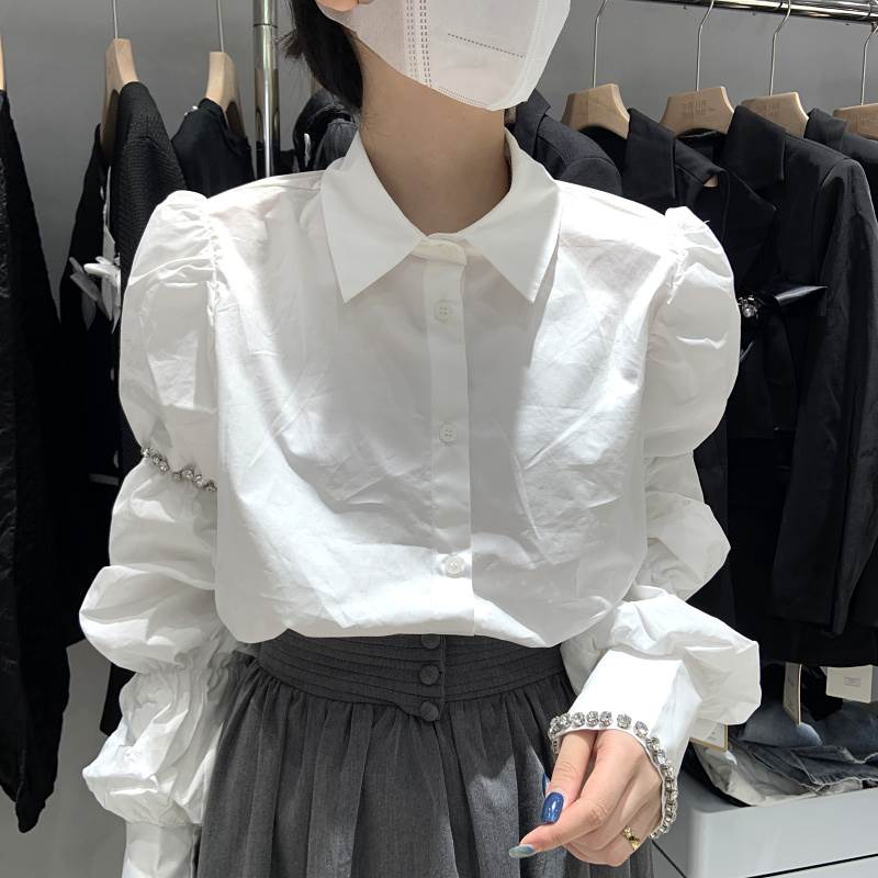 袖と二の腕がキラキラビジューで飾られたパフスリーブのブラウスまるでプリンセスのようなデザインです。色展開 ホワイト ブラックサイズ S M L XL《商品について》※当ショップは海外からのノーブランド商品になります。海外製品のため日本商品に...