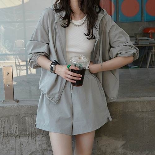 UVカットのパーカー＋ショート丈パンツのカジュアルセットアップ。フロントにポケットが付いて機能性も抜群。パンツはウエストゴムでゆったり着用して頂けます。デイリーからジョギングなど幅広く活躍します。【カラー】グレー【サイズ（cm）】S/M/L...