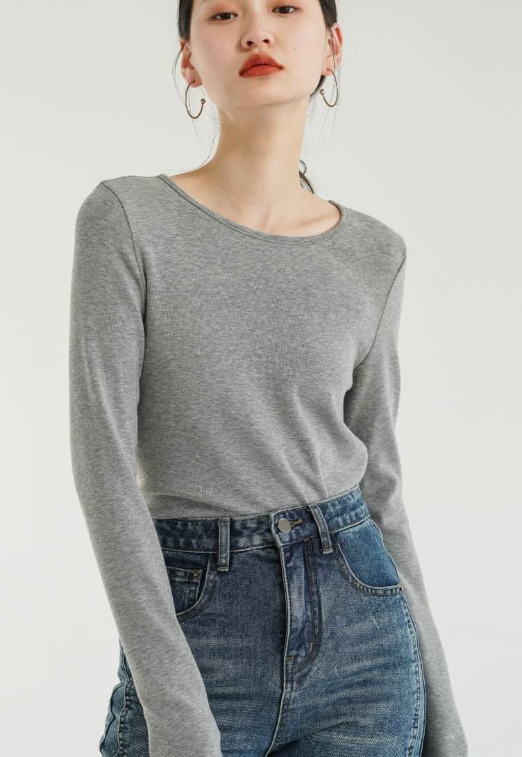 シンプルなトップス。タイトめなデザイン。色展開 グレー パープル ブラウンサイズ S M Lサイズ(cm)S /着丈 59 /バスト 79 /肩幅 34.5M /着丈 60 /バスト 83 /肩幅 35.5L /着丈 61 /バスト 87 ...