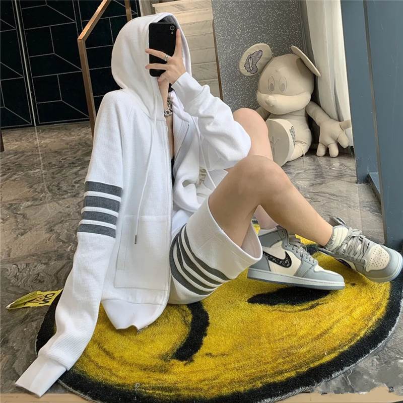 袖のラインがアクセントのオーバーシルエットなカジュアルパーカー。ドロップショルダーと長めの丈でこなれ感を演出。肌寒い時期の羽織りやちょっとしたお出かけに重宝するアイテムです。【カラー】ホワイト　グレー　ネイビー　ブラック【サイズ（cm）】S...