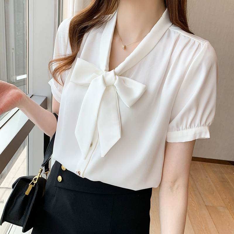 リボンが特徴的なトップス。カジュアルにも綺麗めにも着用できる。色展開 ホワイト ブルーサイズ S M L XL 2XLサイズ(cm)S /着丈 52 /バスト 84 /肩幅 34M /着丈 53 /バスト 88 /肩幅 35L /着丈 54...