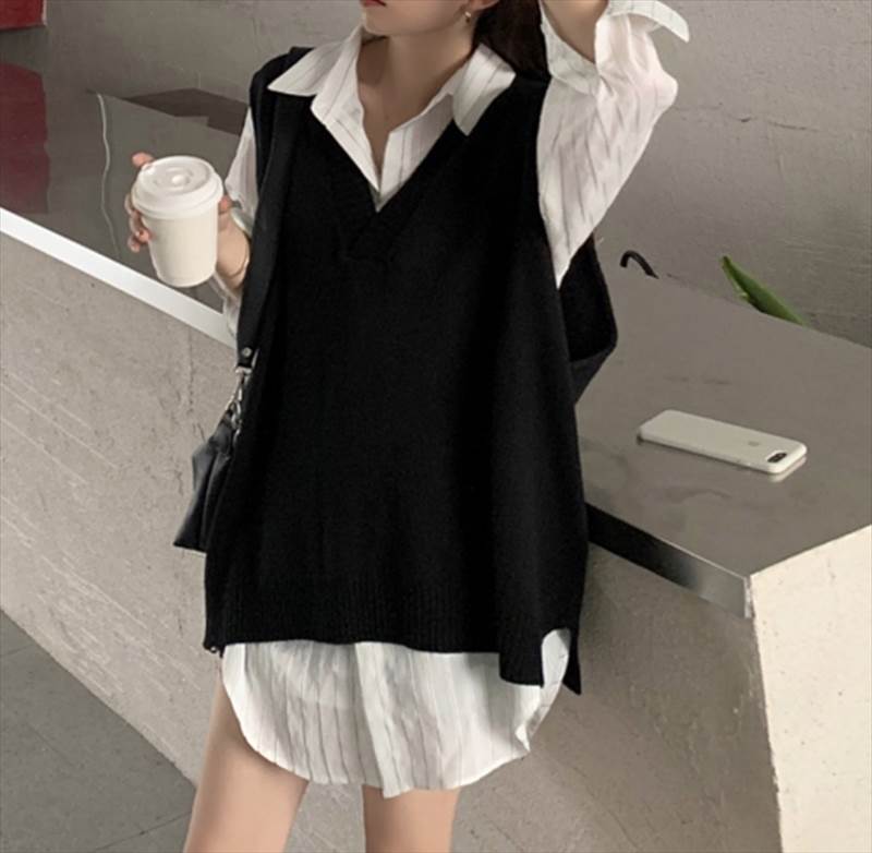 ベストとシャツのセット。ゆるっと着用できるサイズ感。色展開　ベスト：ブラック　シャツ：ホワイトサイズ　S　M《商品について》※当ショップは海外からのノーブランド商品になります。海外製品のため日本商品に比べ品質が劣る場合がございます。糸のほつ...