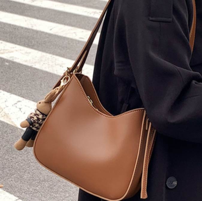 シンプルでマルチに使えるバック。コンパクトなミニバック。色展開　ベージュ　ブラウン　ブラック《商品について》※当ショップは海外からのノーブランド商品になります。海外製品のため日本商品に比べ品質が劣る場合がございます。糸のほつれ、多少の汚れや...