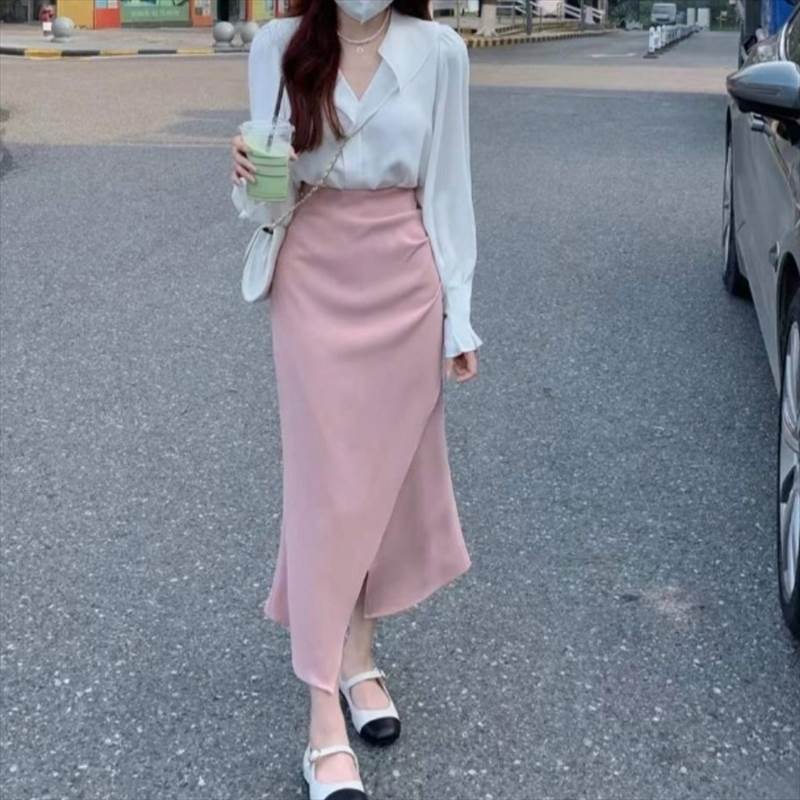 トップスとスカートのセット。綺麗めに着用できるアイテム。色展開 ホワイトサイズ F トップスサイズ(cm)F /着丈 61 /バスト 96 /肩幅 34色展開 ピンクサイズ S Mサイズ(cm) スカートS /着丈 84 /ウエスト 64M...