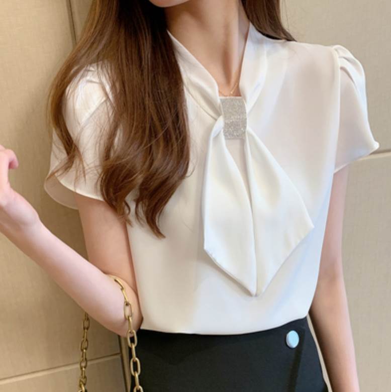 綺麗めに着用できるトップス。タイが特徴的。色展開 ホワイト レッド ブルーサイズ S M L XL 2XLサイズ(cm)S /着丈 59 /バスト 92 /肩幅 33M /着丈 60 /バスト 96 /肩幅 34L /着丈 61 /バスト ...