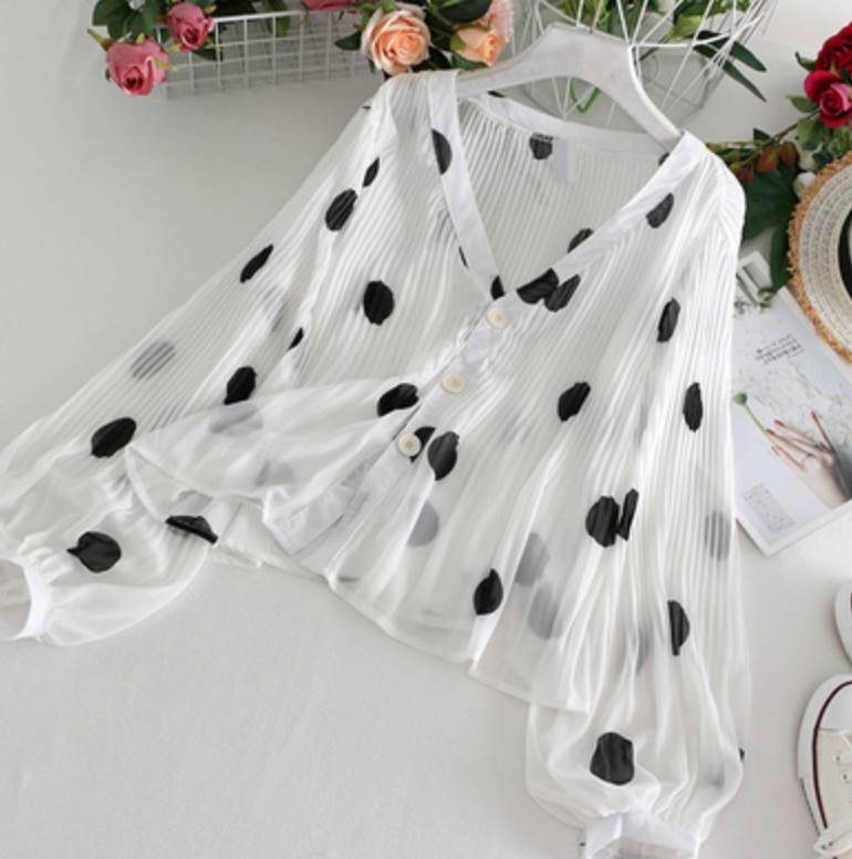 柄が特徴的なトップス。可愛い雰囲気で着用できる。色展開　ホワイト　アプリコット　ブラックサイズ　S　M　L　XL　2XL《商品について》※当ショップは海外からのノーブランド商品になります。海外製品のため日本商品に比べ品質が劣る場合がございま...