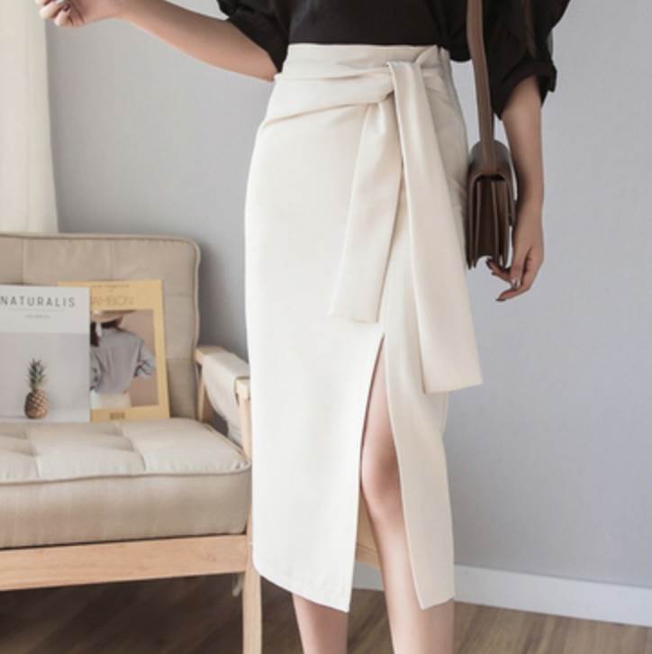 ハイウエストでスタイルアップ。スリットが特徴的なスカート。色展開 ホワイト ブラックサイズ S M L XL 2XLサイズ(cm)S /着丈 72 /ウエスト 64M /着丈 72 /ウエスト 68L /着丈 72 /ウエスト 72XL /...