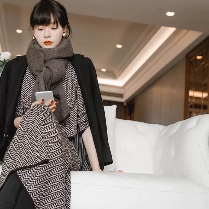 ロングスカートとセーターがセットになった大人可愛いアイテムです。細身のシルエットが女性らしさを引き立てつつ、とろみ感のある素材が抜け感を演出してくれます。春先の通勤やお出かけにぴったりです。洗練されたスタイルと共に、モード系やマニッシュ、ク...