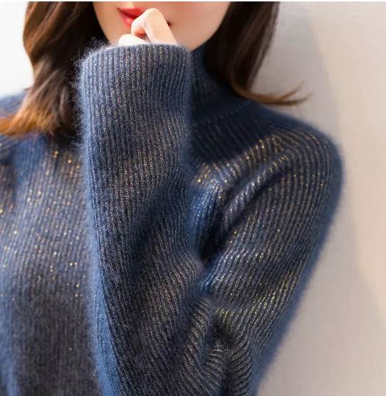 素敵なタートルネックセーターのご紹介です。ウエストマークが女性らしさを引き立てます。シンプルでありながら、フェミニンな雰囲気が漂います。肌触りの良いニットソー素材で作られており、伸縮性にも優れています。そのため、カジュアルからオフィススタイ...