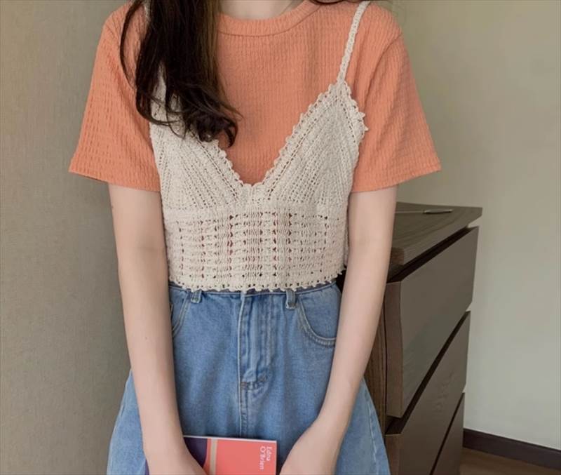 日常からお出かけまで使える、カットソーの2点セットが新登場！襟なしの丸襟とストレートなシルエットが、大人可愛い印象を与えます。刺繍が上品なアジアン風のデザインが、夏のコーディネートにマッチ。また、シンプルなデザインなので、ジャケットやカーデ...