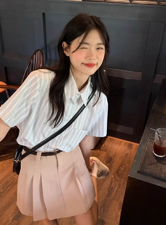 スタンドカラーが上品な印象を与えるので、カジュアルからきれいめまで、幅広いシチュエーションに合わせて着こなせます。シンプルなデザインでありながら、どこか個性的なストライプ柄がアクセントに。大人っぽい落ち着いたカラー展開も魅力です。また、前開...