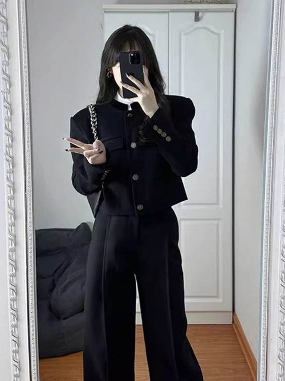 このセットアップは、トップスとパンツの2点セット。上着は袖ありで、襟なしの前開きデザインで、ジャケットとしても羽織りとしても使える便利さが魅力です。きれいめなデザインながらカジュアルな雰囲気もあるので、オフィスや休日など様々なシーンに活躍し...