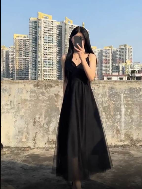 このワンピースは、大人可愛い雰囲気が漂うアイテムです。ロング丈なので、脚をしっかりとカバーしつつも、ノースリーブ＆Vネックデザインで肌見せも叶います。また、Aラインシルエットで体型カバー効果もあり、見た目にも美しくこなれた着こなしを楽しめま...