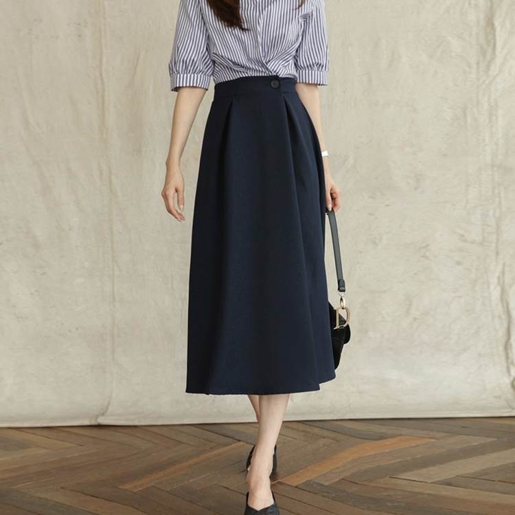 夏のコーデの主役になる存在感抜群のスカート。ミモレ丈で膝下を華麗にカバーし、ドラマティックな動きを演出するルーズなAラインが特徴。ハイウエストで脚長効果も抜群です。レトロな雰囲気を漂わせるデザインは、大人可愛い雰囲気を感じさせるカジュアルか...