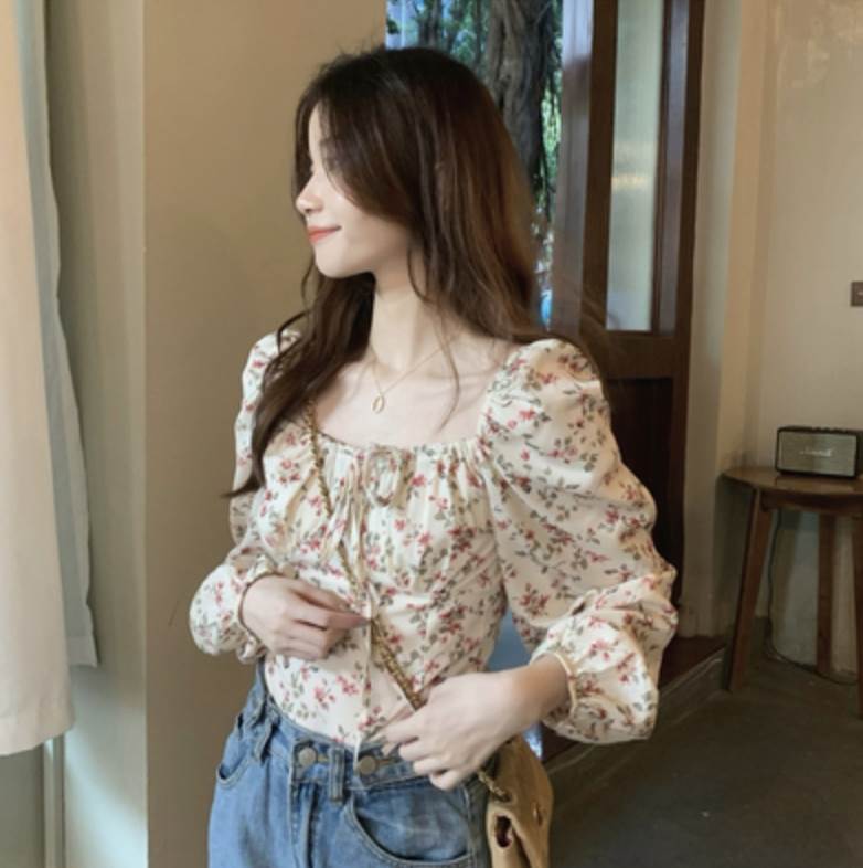 レトロな雰囲気で着用できるトップス。スクエアネックでスッキリ着用できるアイテム。色展開 ホワイト ネイビーサイズ フリーサイズサイズ(cm)フリーサイズ /着丈　 51 /バスト 60〜90 /袖丈 60《商品について》※当ショップは海外か...