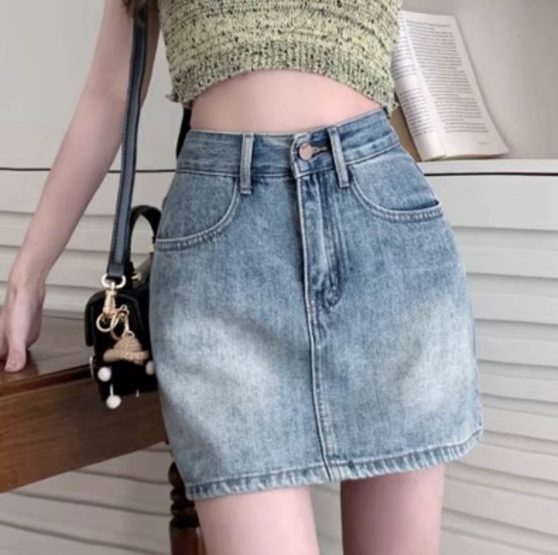 バックデザインが特徴的なデニムスカート。ハイウエストでスタイルアップ。色展開 ブルーサイズ S M L XLサイズ(cm)S /着丈　 40 /ウェスト 62M /着丈　 40 /ウェスト 66L /着丈　 41 /ウェスト 70XL /着...