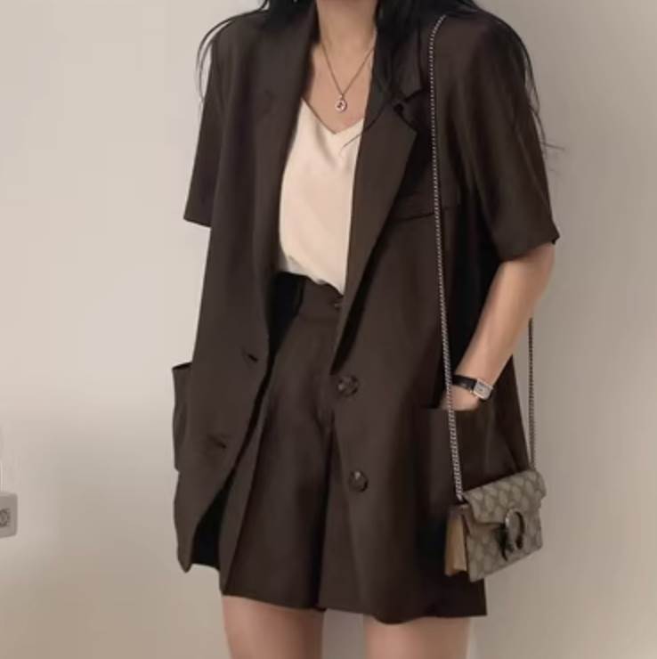 オシャレで個性的なセットアップが登場しました！ジャケットとパンツのセットアップでスタイリッシュなコーディネートが叶います。さりげなく主役になれる存在感があり、シンプルながらも個性的なデザインで、今っぽさも感じられるセットアップです。色展開 ...