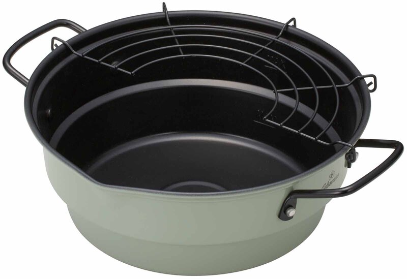 サイズ(約):本体/31.2×24.5×9.2cm、満水容量:3.0L、適正油量:1.3L 本体重量(約)600g 素材・材質:本体・取っ手・揚げアミ/鉄(シリコンコート加工) 生産国:中国 対応熱源:ガスコンロ、電磁調理器 (IH 100...