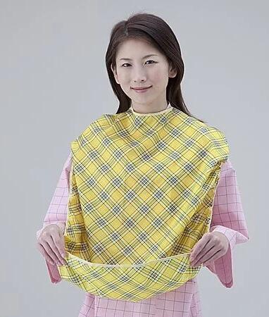 特長 ●耐水性・耐洗濯性に優れています。 ●調節可能なギャザーにより、食べこぼしをキャッチします。 仕様 ●材質：ポリエステルタフタ100％スーパーボンネット加工（超撥水） ●幅×丈：580×880mm ●首周り：約35〜45cm（マジック...
