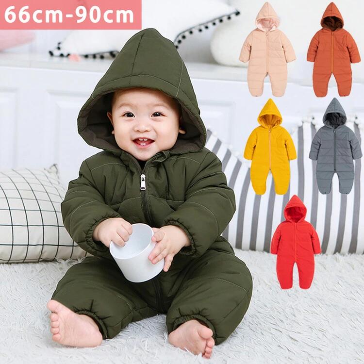 外へのお出かけや雪遊びに大活躍する赤ちゃん用防寒アウター☆ とんがりフードがとっても可愛いデザインです！ 中生地もフリース素材になっていて温かく、 股部のファスナー開口部が後部まであり、おむつ替えやトイレの時にも脱ぎ着しやすいです。 ■素材...