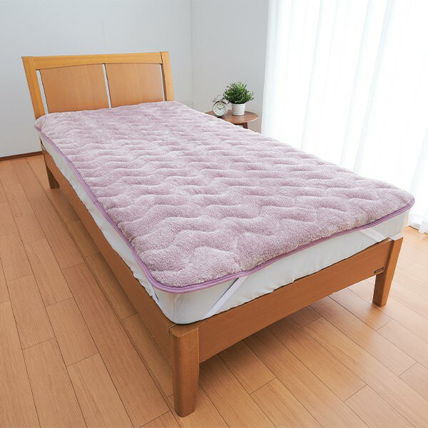 保湿加工を施したあったか敷きパッド！保湿加工を施したあったか敷きパッド！カチオン染めなので光の当たり方により光沢が生まれます。しっとり●しっとり：保湿加工を施したふんわりフランネル生地。●あったか：フランネルのグランド部に吸湿発熱繊維を使用...