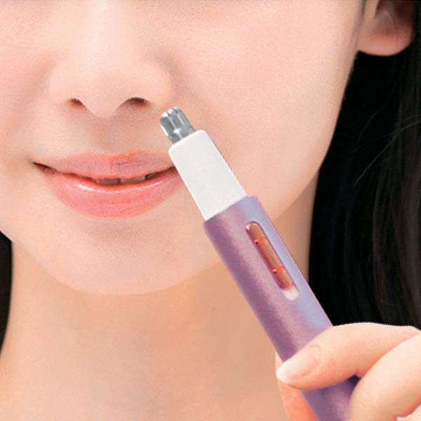 3種のヘッドでむだ毛を簡単ケア！種のヘッドでむだ毛を簡単ケア！鼻に！眉に！【3種のヘッド付】●顔・眉・指 フェイスシェーバー●鼻・耳の穴 鼻毛カッター●体 ボディーシェーバー眉毛用コーム付スティックタイプで持ち運びに便利●ヘッド部は水洗いO...