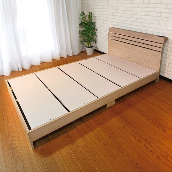 どんなお部屋にも雰囲気良く馴染む、木調の洗練デザイン！どんなお部屋にも雰囲気良く馴染む、木調の洗練デザイン！通気性の良いすのこ床！お手持ちのマットレスを敷いて！1500Wの2口コンセント付スペック●(約)／幅99×長さ212×高さ76(床面...