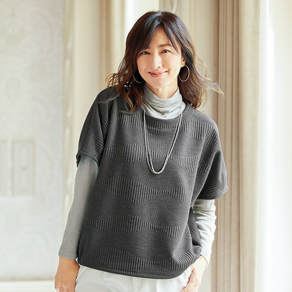 リブの幅を変えて描いたウェーブ柄がお洒落！リブの幅を変えて描いたウェーブ柄がお洒落！ ふんわりシルエットで重ね着しやすく優しく体型カバー。裾の両脇にギャザーをあしらい女性らしさを演出します。スペック【サイズ(約)】バスト(適応)、身丈、裄丈...