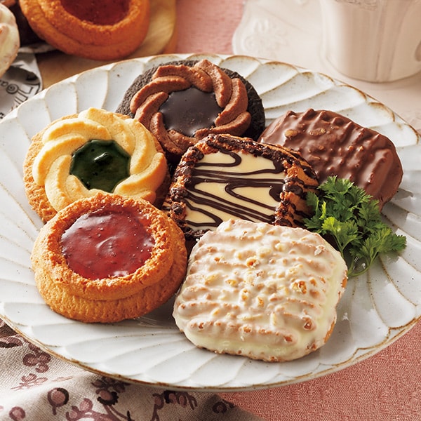 あの懐かしいお菓子を大容量で。クッキー生地の上に、ナッツ、チョコレート、フルーツジャムなどをトッピング！丹念に2度焼きすることで、香ばしくサクサクとした食感に仕上げました。スペック●セット内容／36個（マカロンストロベリー、フラワーキウイ、...