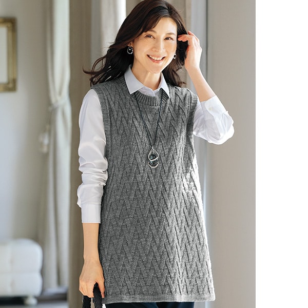 立体感のある端正な編み柄が上品！立体感のある端正な編み柄が上品！カジュアルにもきれいめにも着映えるチュニックベスト。お尻まで隠れるゆったりシルエットで体型カバーも叶えます。●ウール混スペック【サイズ(約)】バスト(適応)、肩幅、身丈＜M〜L...