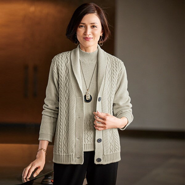 暖かみのある国産ウール100％ニット。暖かみのある国産ウール100％ニット。柔らかい肌触りで、優しい着心地。ケーブル編みが印象的なショールカラーのニットジャケット。スペック●表地:毛100％◆裏地なし◆前ボタン全開4個◆日本製送料無料（通常...