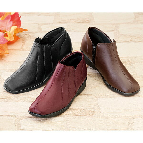 パンツにもスカートにも合う、安定感抜群のアンクルブーツ！パンツにもスカートにも合う、安定感抜群のアンクルブーツ！足首をしっかり包むハイカット、甲と外側のステッチがすっきりを演出。●幅広3E●軽量185g(23cm片足)●高い屈曲性で歩行をサ...