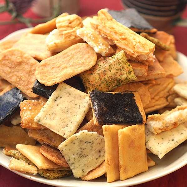 職人の焼き上げる8種の味わい米菓の聖地埼玉県で金賞を受賞！もち米から作られるおかきはしっかりとした歯ごたえで、もっちり食べ応えのある昔ながらの素朴な味わいが『むさしのおかき』の特徴です。表面を醤油で味付けするのではなく、おかきそのものに味が...