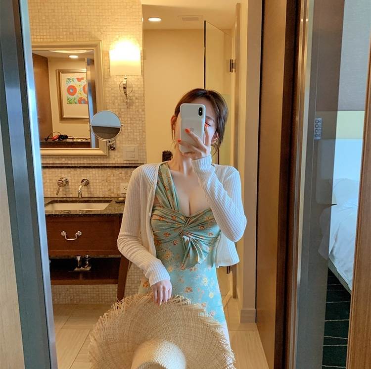 素敵で個性的なデザインの水着です。柄のあるものが2色展開で、無地はブラウンのみです。胸元のデザインがリボンのようになっていてとてもお洒落です。【カラー】ブルー、ホワイト、ブラウン【サイズ】M身長：150-160cm　体重：41-50kg　バ...