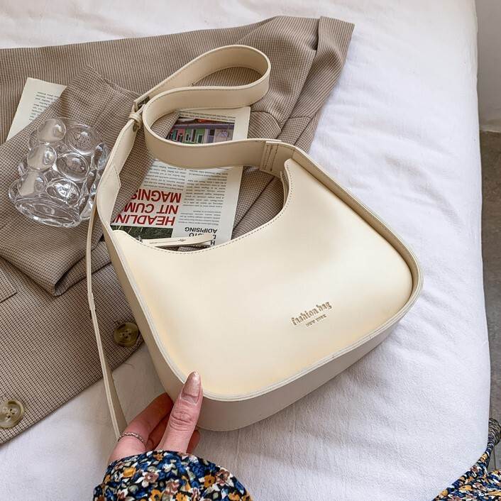 abc-1808【商品説明】肩掛けショルダーバック！！様々なコーディネートに馴染むシンプルさとシーンを選ばないカラーです！！ベルトの長さは用途によって変えることのでき、ショルダーベルトやハンドベルトとしてお使いいただけます！！【カラー】・ブ...