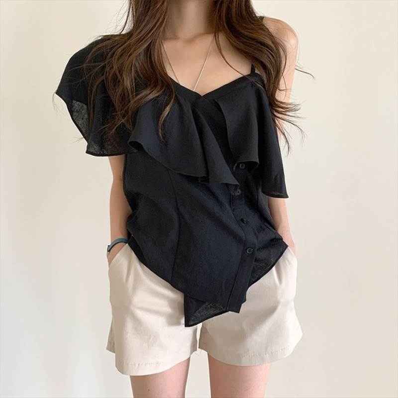 abc-2139胸元の大きなフリルが印象的なスリングシャツです。フィット＆フレアなシルエットがスタイルアップ効果◎カラーバリエーションが豊富なのも嬉しいですね。【カラー】ホワイト、ブラック、ブルー【サイズ】ワンサイズ※平置き。1-3cmほど...