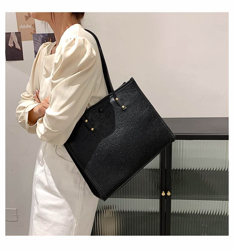 abc-2709大容量で出し入れしやすいのが特徴です♪お出かけ時にもピッタリなバッグに仕上がりました☆軽さ、おしゃれ、使いやすさを兼ね備えた一点。肩掛けができ、いつもの服装に合わせるだけで、トレンド感が増します。【カラー】ブラック1、ブラッ...