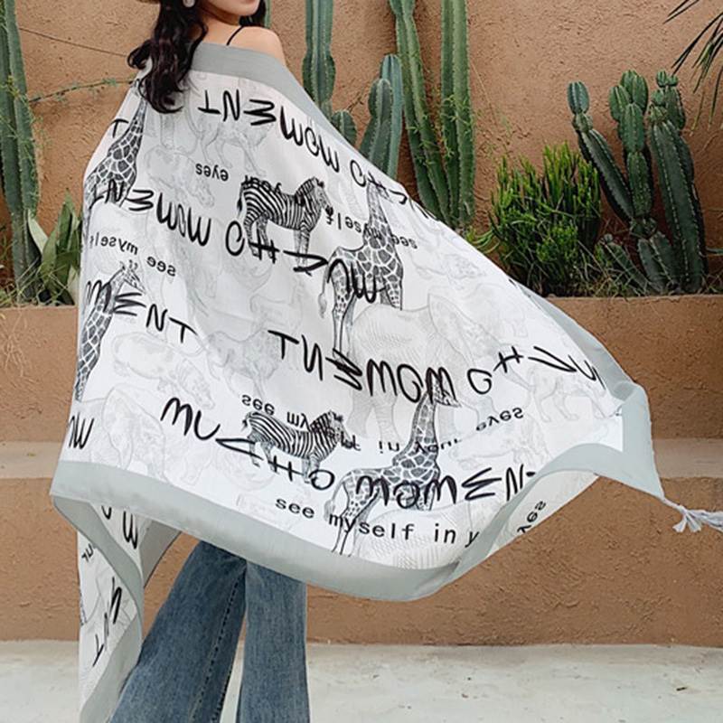 abc-4352大判で使いやすいタッセル付きストール巻き方によって表情が変わるのでいろいろなコーデができ、重宝します♪【カラー】デザイン1 デザイン2 デザイン3デザイン4 デザイン5 デザイン6【素材】ポリエステル【サイズ】ワンサイズ長さ...