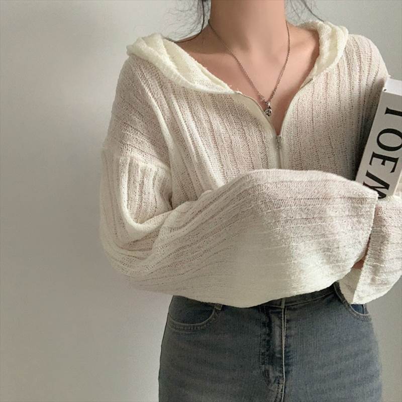 夏の日差しや紫外線から、肌を守るジップアップタイプのサマーニットです。きちんと感のある前開きデザインで、カジュアルすぎず、きれいめなルックスも叶えます。フード付きで機能性にもこだわった1枚です。幅広い年齢層に、様々なシーンで着用していただけ...