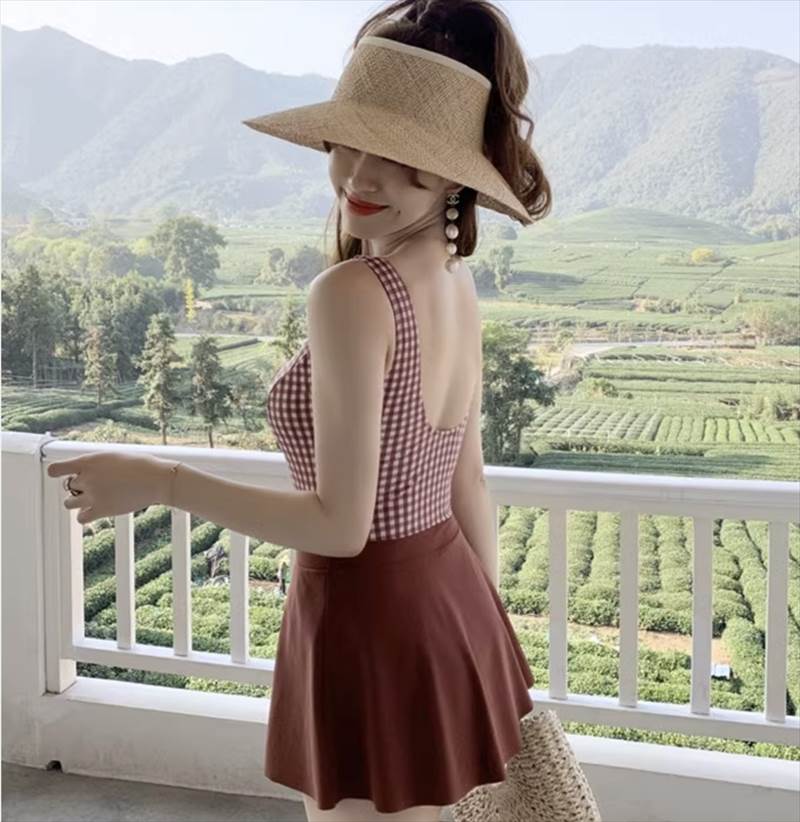 この夏は、大人可愛い水着でビーチやプールで輝きましょう。高めのウエストラインとセパレート風のデザインで、体型カバー効果もバッチリ。ギンガムチェックの柄がレトロ＆かわいい雰囲気を演出しています。シンプルなデザインだから、コーデに合わせやすく、...