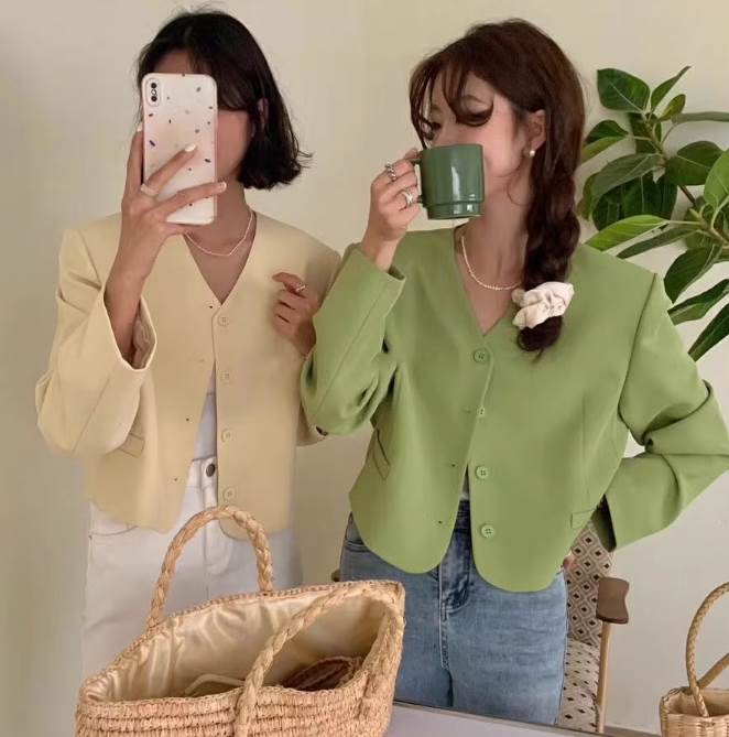 このジャケットは、春服や秋服として幅広く活躍するアイテムです。Vネックや襟なしのデザインが女性らしさを引き立て、ノーカラーでスマートな印象を与えます。ショート丈でコーディネートしやすく、5色展開があります。色展開 ブラック アプリコット イ...