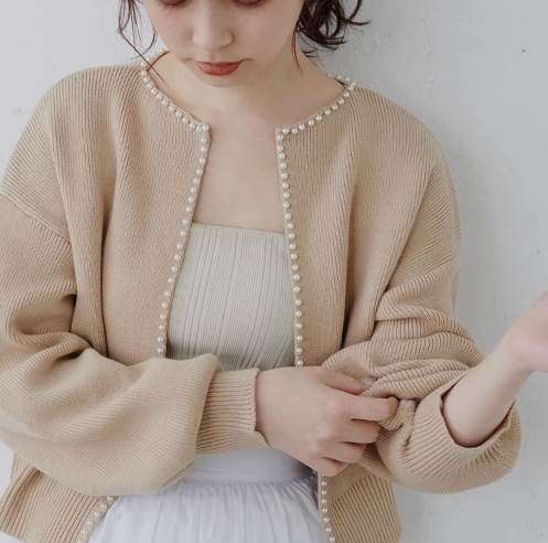 大人可愛いパールのデザインが魅力のニットカーディガンです。上品でエレガントな雰囲気を演出し、おしゃれでモダンなスタイルを叶えてくれます。色展開 ベージュサイズ フリーサイズサイズ(cm)フリーサイズ /バスト 102 /肩幅 52 /袖丈 ...