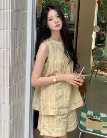 トレンド感満載の上下セットアップが登場しました！ラウンドネックで鎖骨がきれいに見えるトップスと、ショートパンツでリネン風の涼しげな着こなしを楽しめます。淡色の無地デザインが爽やかで女性らしい印象を与えます。リゾートやイベント、女子会やお泊ま...